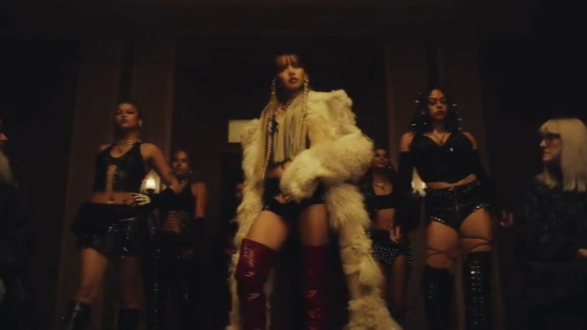 LISA正式發新輯！ 新MV化身火辣「暗黑芭比」 JENNIE紅髮造型驚豔│TVBS新聞網