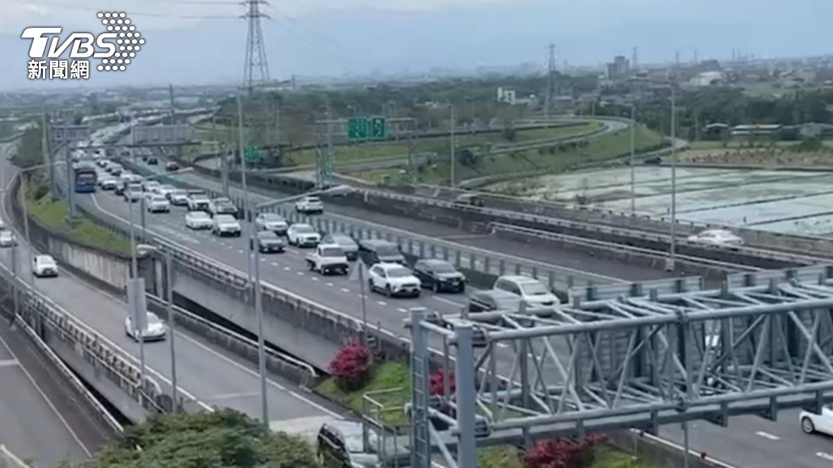 228連假最後一天！國5北上湧入車潮 雪隧前「紫爆」│TVBS新聞網