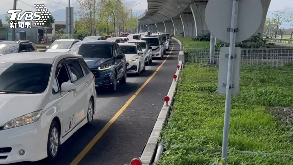 228連假最後一天！國5北上湧入車潮 雪隧前「紫爆」│TVBS新聞網