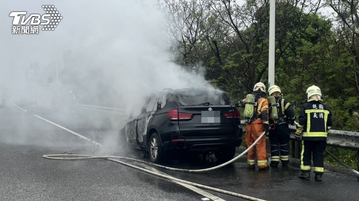 國2桃園段BMW燃燒！黑煙直竄天際 女駕駛、2乘客急逃生│TVBS新聞網