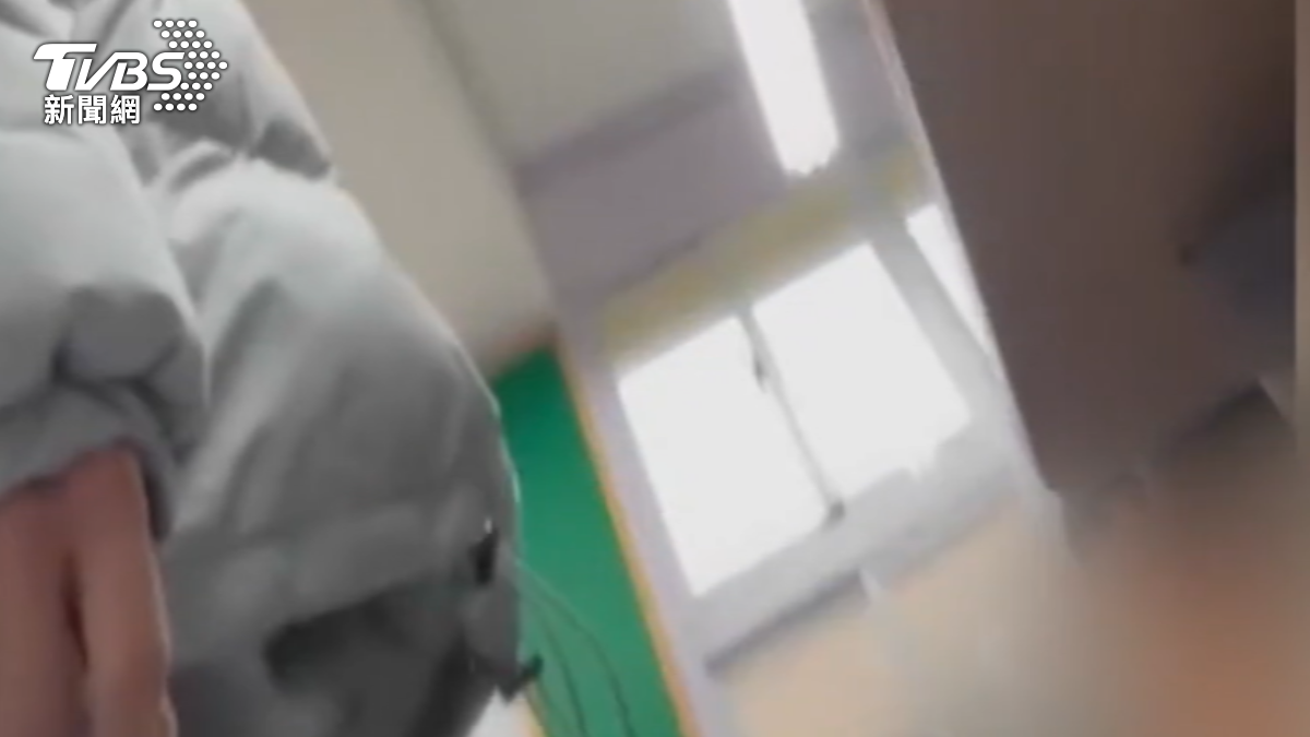 教室衝突！學生「沒穿制服」 師訓話加翻倒講桌│TVBS新聞網