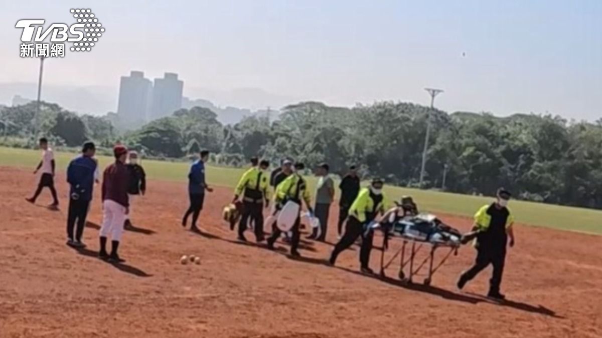 男打球「心肌梗塞」倒地沒呼吸 休假消防員緊急CPR搶命│TVBS新聞網
