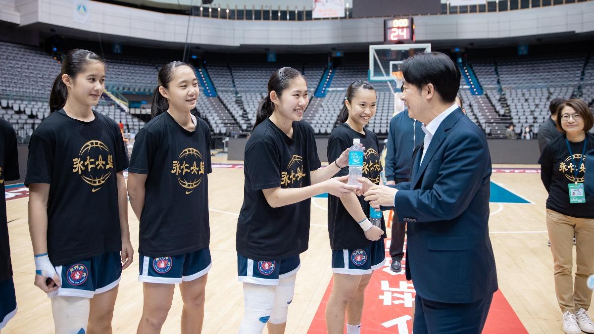 HBL總決賽！賴清德探班永仁女籃 親送飲料喊：把冠軍帶回家│TVBS新聞網