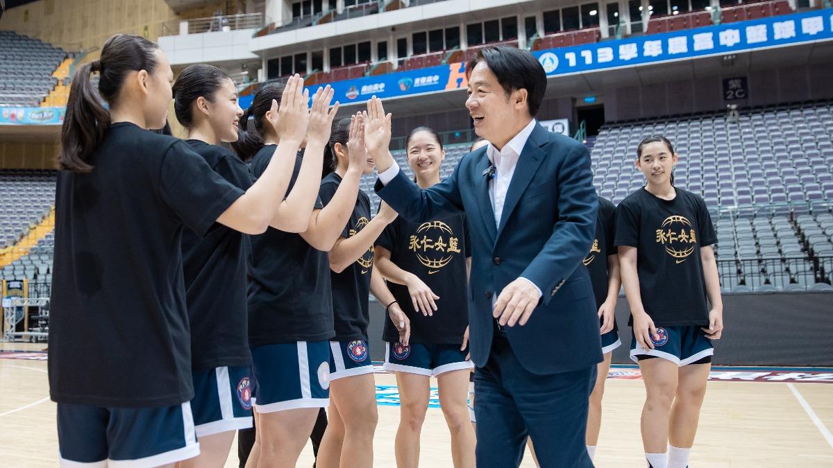 HBL總決賽！賴清德探班永仁女籃 親送飲料喊：把冠軍帶回家│TVBS新聞網