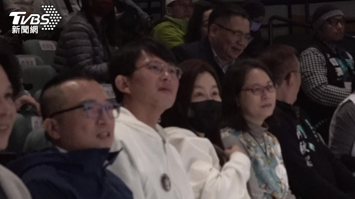 婦女節和寶貝「情侶裝」 黃國昌夫妻熱跳A.P.T│TVBS新聞網