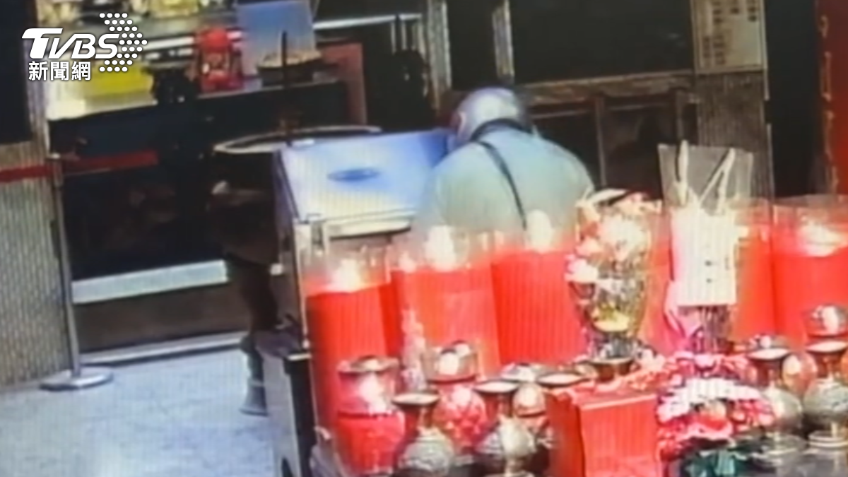 超大膽！下手偷紫南宮香油錢 賊離開還問女信眾「要吃早餐嗎」│TVBS新聞網