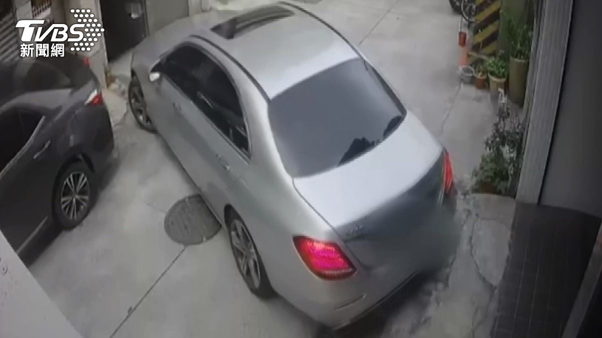 6米窄巷！控鄰居車停門口堵路 開車出門竟「轉不了彎」│TVBS新聞網
