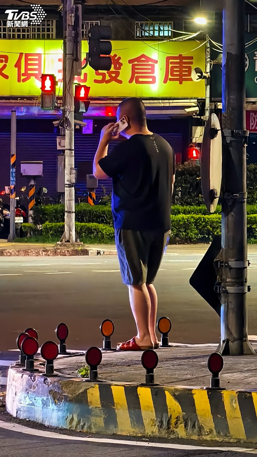 中和深夜車禍！特斯拉疑未依號誌左轉 騎士猛力撞上腿斷命危│TVBS新聞網