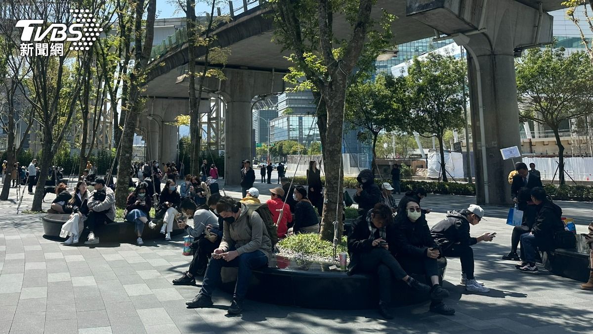 直擊／南港Lalaport今12:30開幕 百位民眾搶頭香│TVBS新聞網