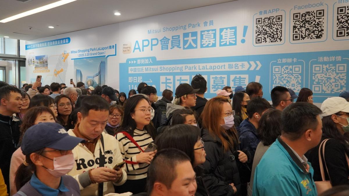 人潮爆！南港Lalaport首日迎3萬人 擠美食街、哈利波特專賣店│TVBS新聞網
