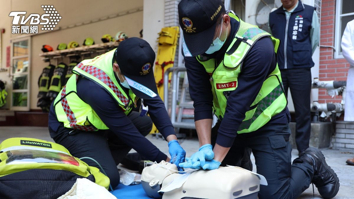 台中假義消幫溺水童CPR惹議 醫親上火線：按壓位置正確│TVBS新聞網