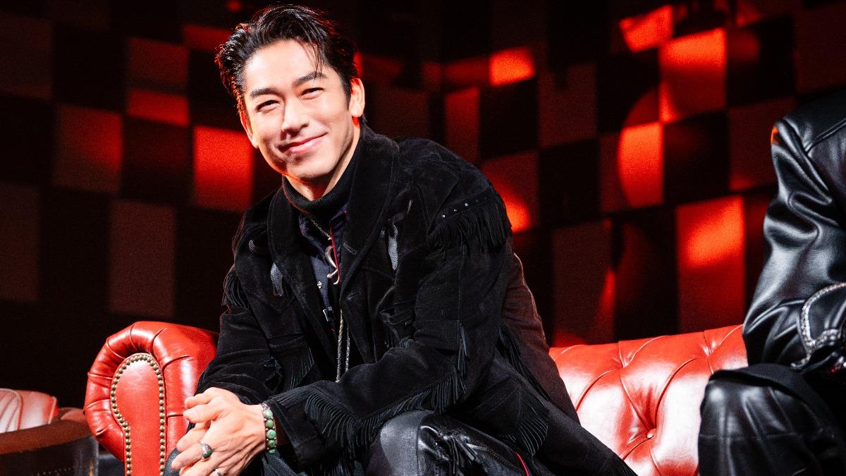 AKIRA拚了！和ENERGY牛奶尬「16蹲」 網看傻：腿力太狂了│TVBS新聞網