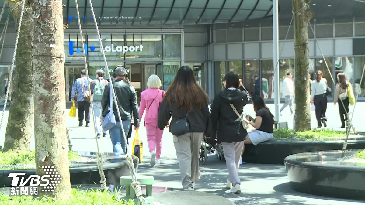 信義南港百貨人潮被吸走？ 民眾：剛去LaLaport│TVBS新聞網