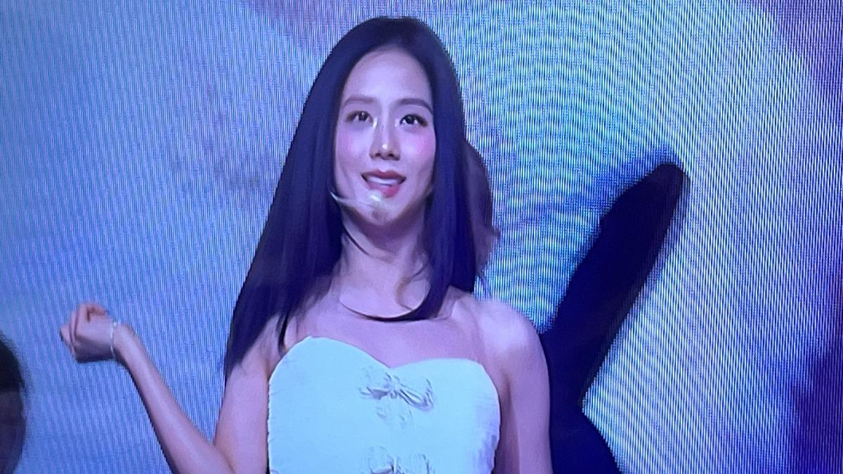 直擊／JISOO單飛登台喊「水啦」、「金古錐」 嗨翻9500粉絲│TVBS新聞網