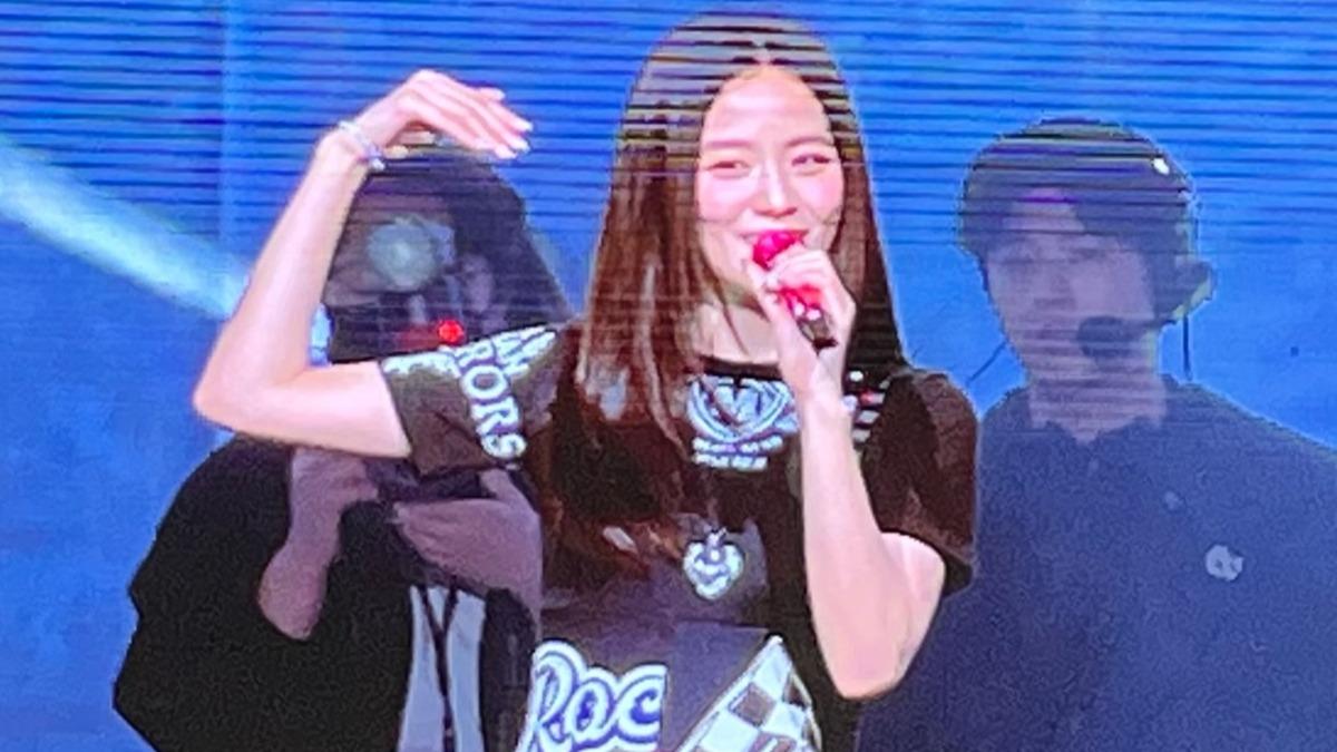 直擊／JISOO走下舞台狂放送愛心 9500粉絲嗨跳〈FLOWER〉開花舞│TVBS新聞網