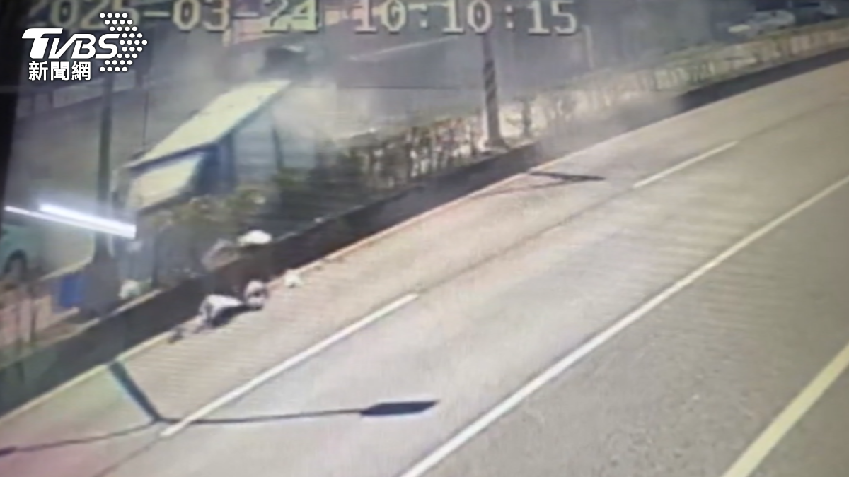 貨車瞬間被撞飛！翻轉180度重摔 55歲駕駛送醫不治│TVBS新聞網