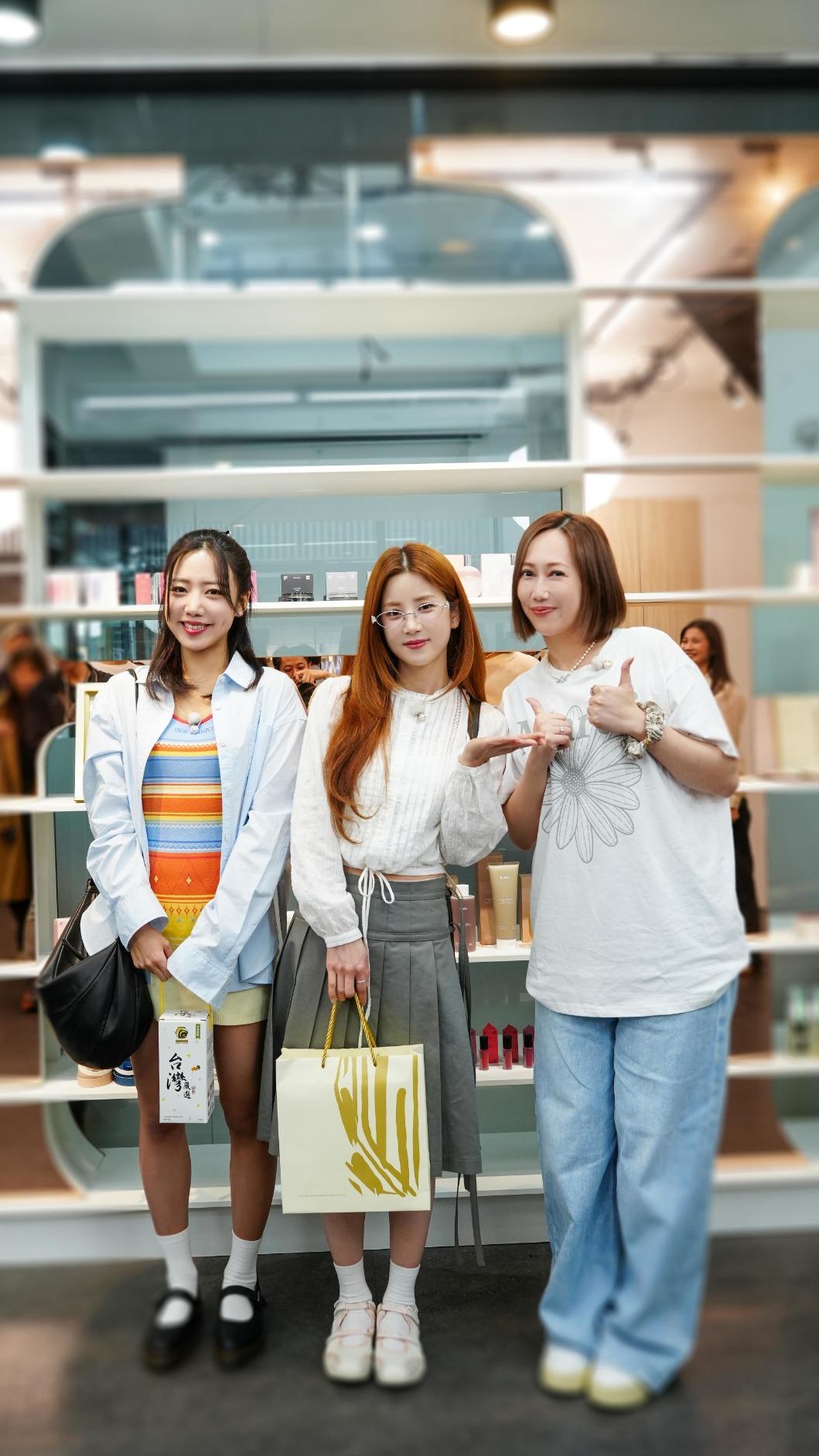 Apink逛通化夜市被拍！一旁有12億女星 看臭豆腐破防│TVBS新聞網