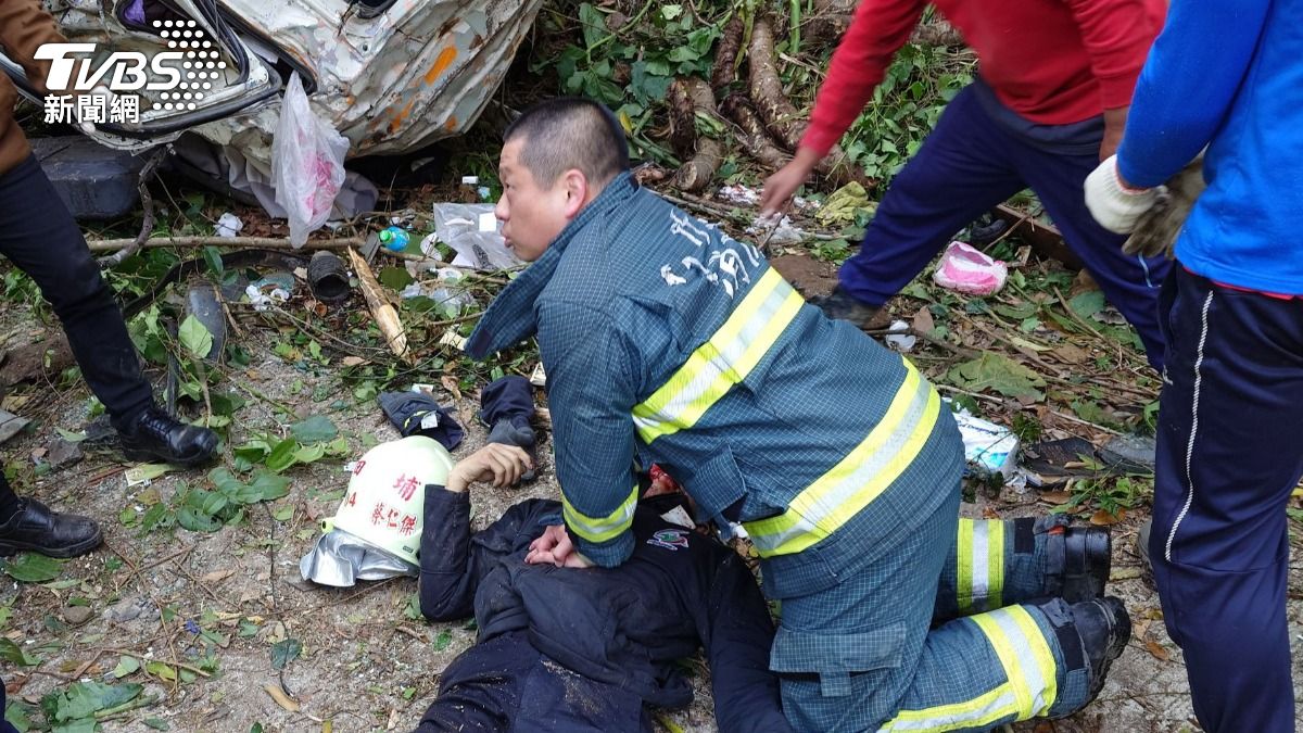 司馬庫斯重大車禍！吊車翻覆邊坡 2人「頭破血流」宣告不治│TVBS新聞網