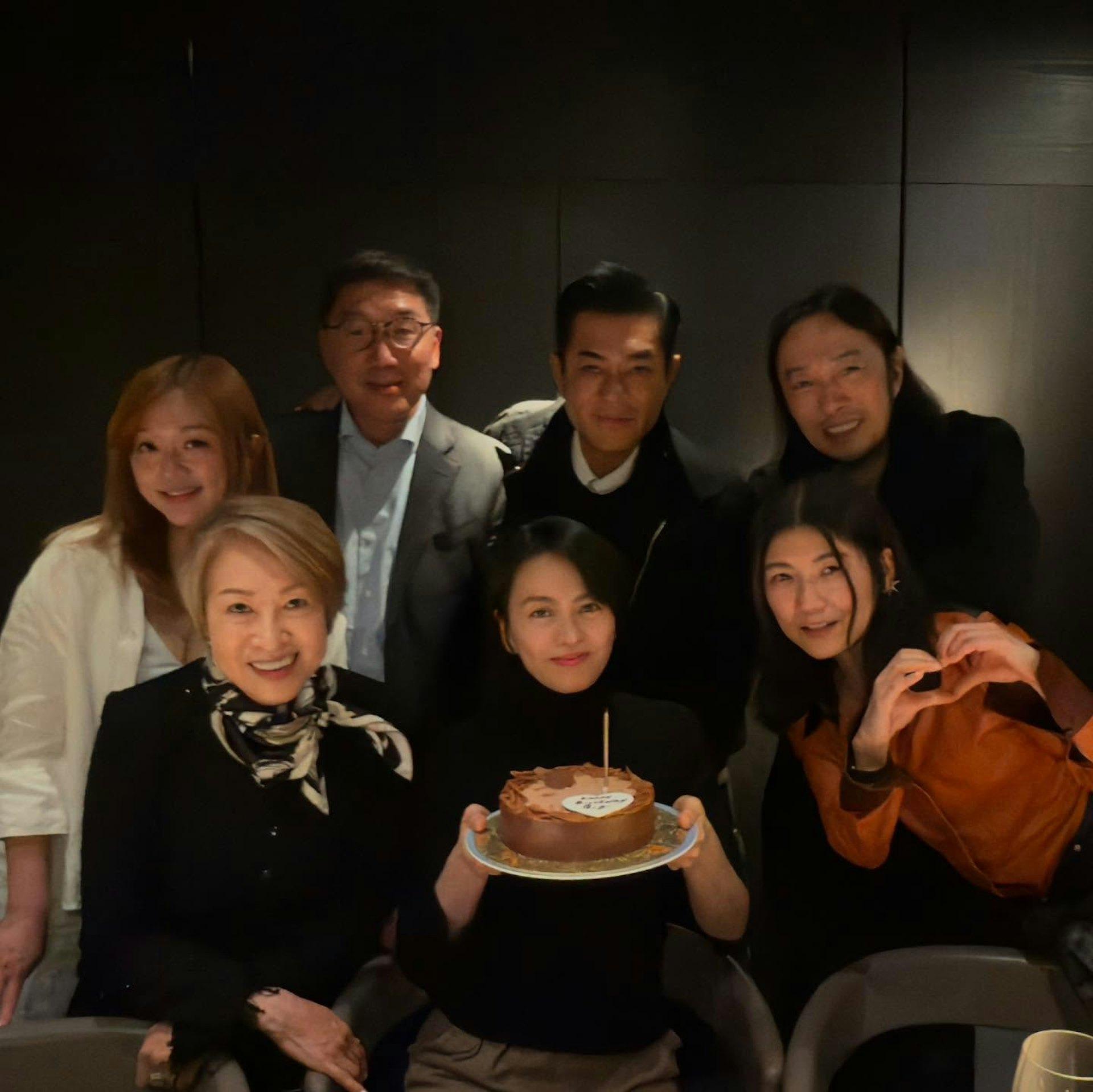 梁詠琪歡慶49歲生日！凍齡美照曝光 愛女「搶鏡1舉動」萌翻全場│TVBS新聞網