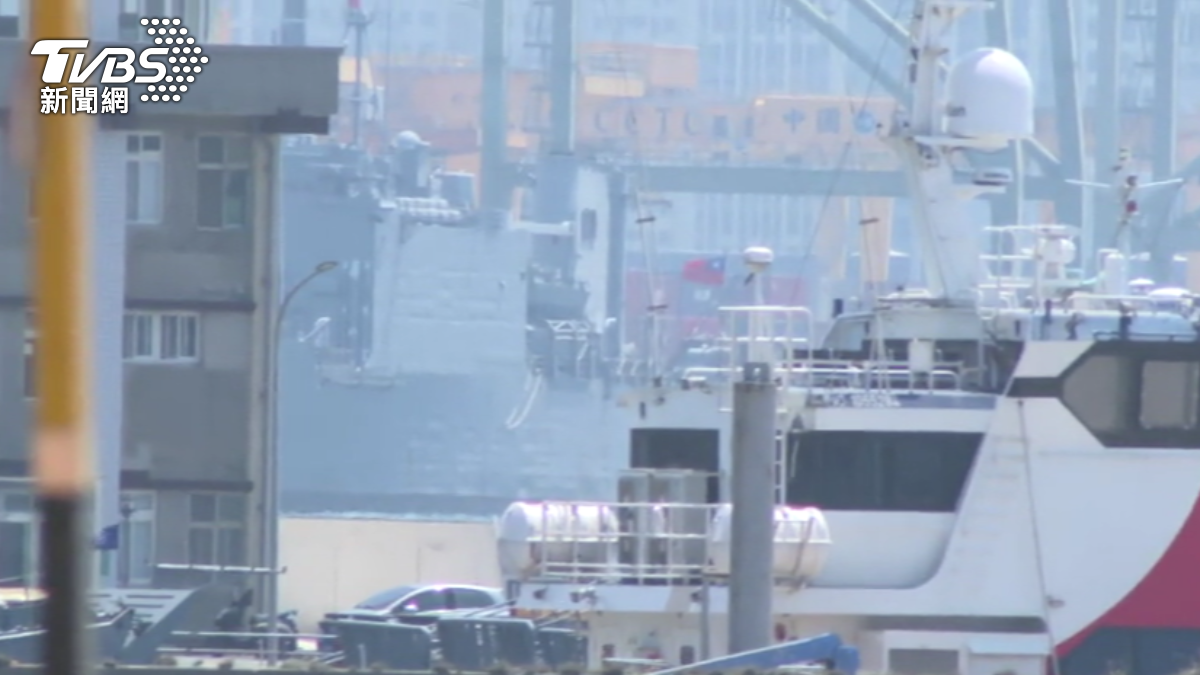 「假捕魚」真監控？ 3百噸陸船擦撞海軍中和艦│TVBS新聞網