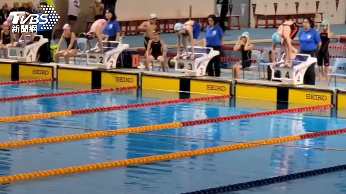 孩游泳比賽「家長拚搶位」2天前詩欣館外夜排│TVBS新聞網