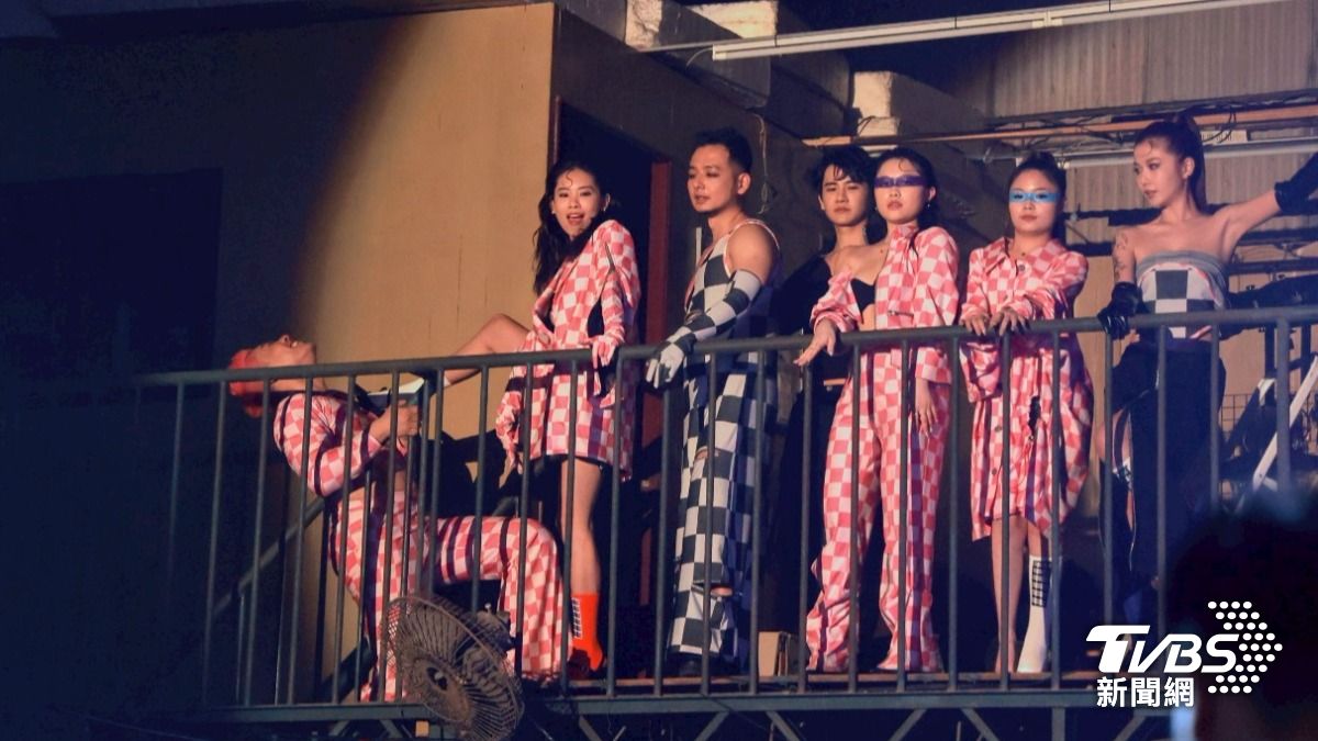 前輔導長內內「合體前海龍蛙兵」SWAG處女秀來了！ 大玩SM繩縛綑綁│TVBS新聞網