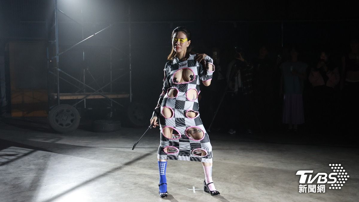 前輔導長內內「合體前海龍蛙兵」SWAG處女秀來了！ 大玩SM繩縛綑綁│TVBS新聞網