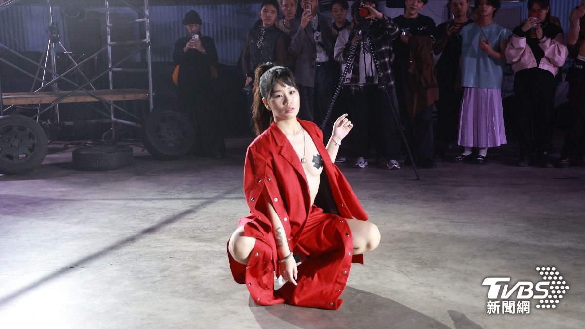 前輔導長內內「合體前海龍蛙兵」SWAG處女秀來了！ 大玩SM繩縛綑綁│TVBS新聞網