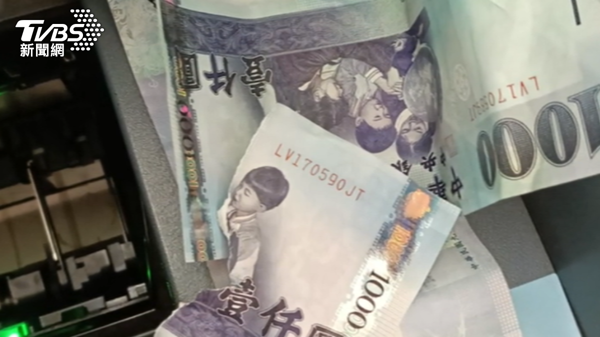 ATM咬鈔！他領3000吃飯錢「1張缺角、1張破一半」│TVBS新聞網