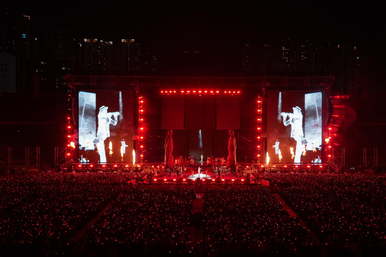 GD韓國開唱／CL睽違8年同台！白色西裝霸氣現身 舞台2雕像這含意│TVBS新聞網