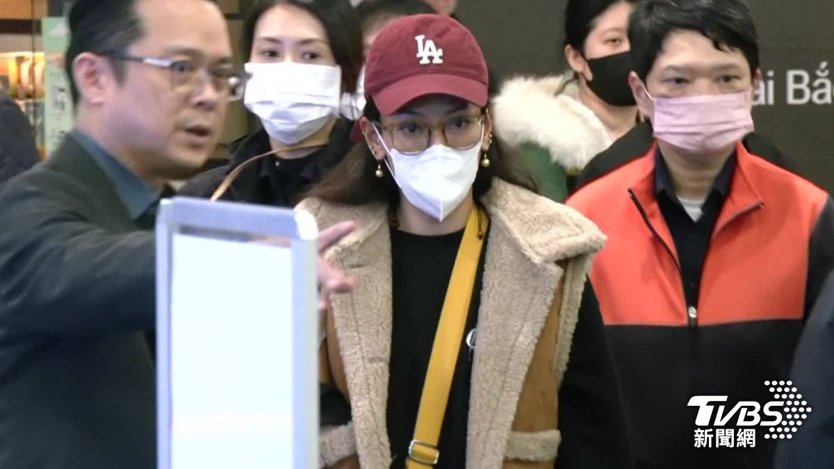 陸配小微仍在猶豫？移民署人員陪恩綺抵達松機 18:35飛成都│TVBS新聞網