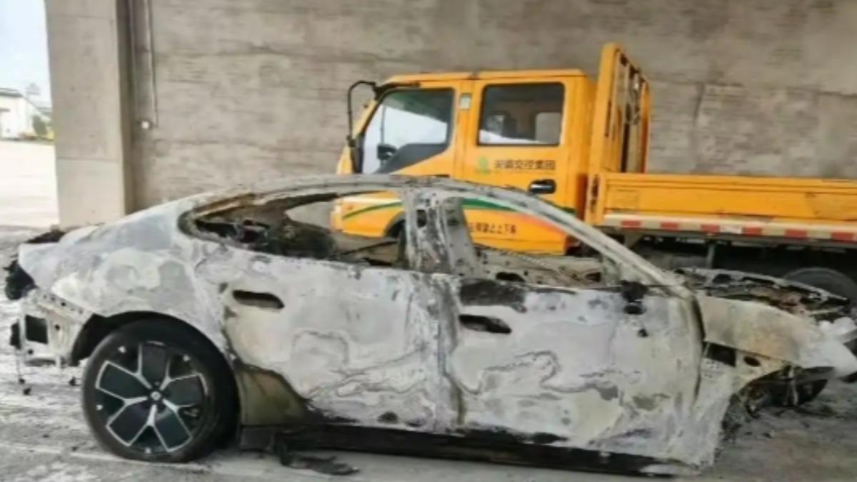 疑打不開小米SU7車門「3女大生燒死」 雷軍沉默3天回應了│TVBS新聞網