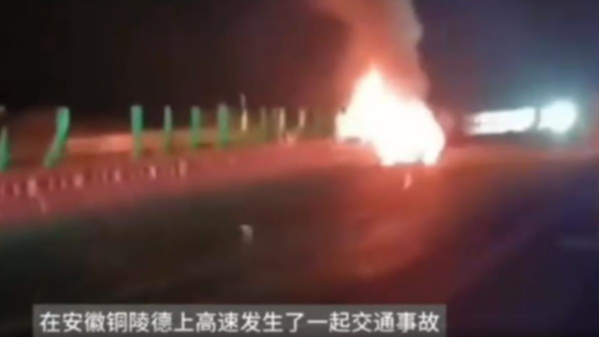 車門鎖死?大陸小米SU7自撞起火 3女大生罹難│TVBS新聞網