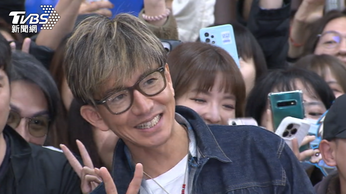 木村拓哉來了！近500名粉接機「超大陣仗」 8保鑣護送上車│TVBS新聞網