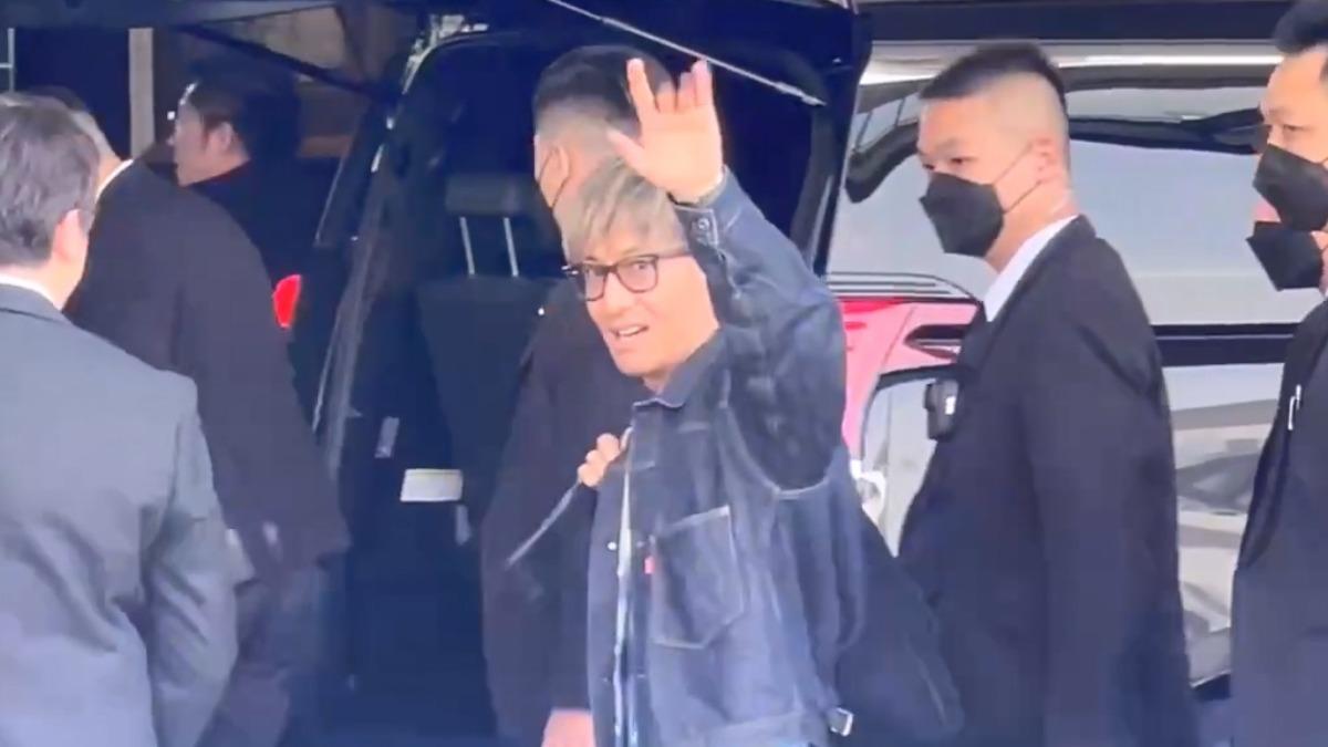 直擊／木村拓哉好暖！機場跟粉絲「揮手5次」道別 久違來台喊開心│TVBS新聞網