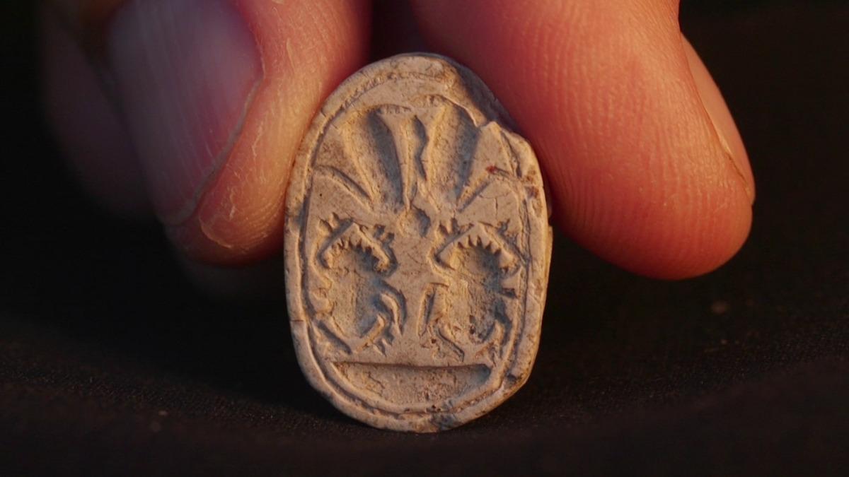 女童出遊撿到神秘石頭 竟是3800年前「聖甲蟲護身符」│TVBS新聞網