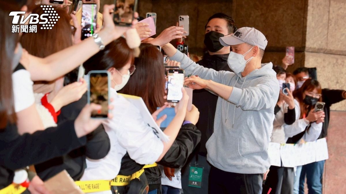 直擊／張學友鼻塞惹憂心 露面「1舉動」回應身體狀況│TVBS新聞網