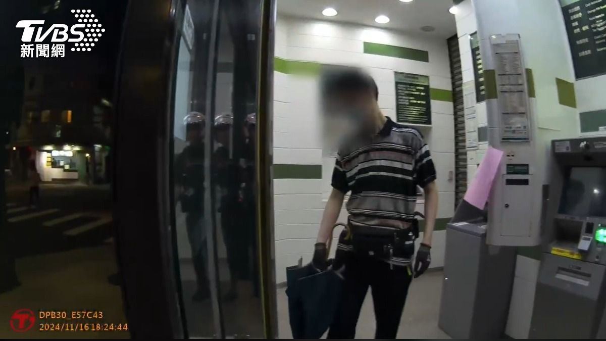 ATM前撐傘霸占！北市男持改造打火機朝警開火 辯：靈體附身│TVBS新聞網