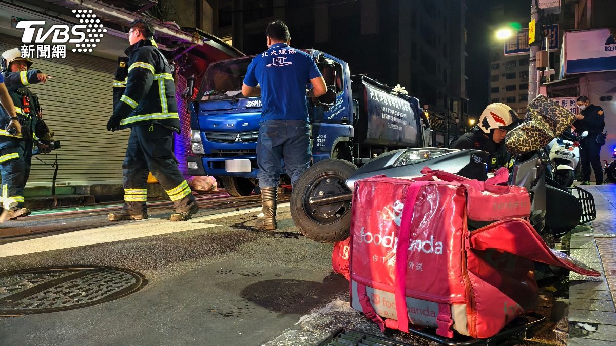 砰！垃圾車與外送機車路口相撞 女外送員慘卡車底哀嚎送醫│TVBS新聞網