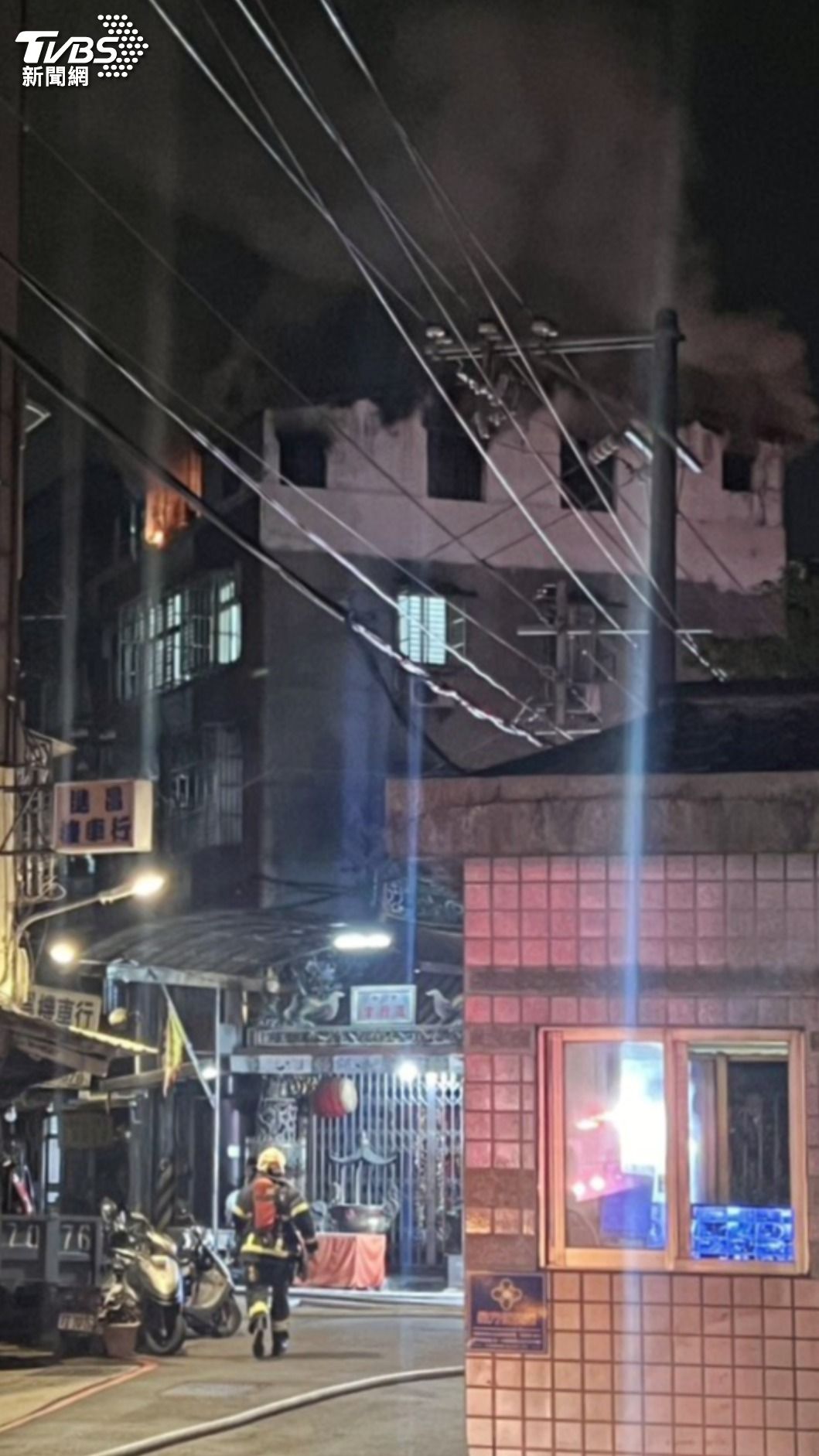 中和公寓頂加火舌竄出 租屋男「多處刀傷」困火場喪命│TVBS新聞網