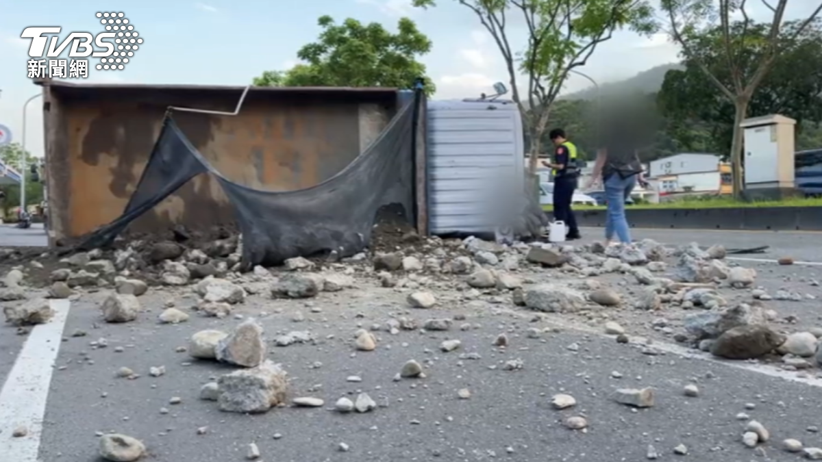 沒注意前方減速？砂石車急煞側翻 車上2傷送醫交通回堵│TVBS新聞網