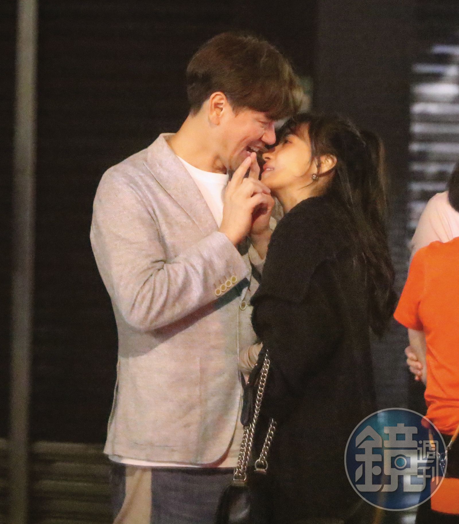 【夜街廝磨火辣辣1】小21歲女星攻勢猛烈！ 緊黏李聖傑主動獻吻 │TVBS新聞網