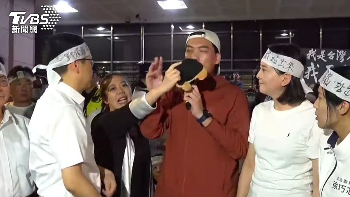 罷吳召集人賴苡任「撕綠膠帶聊交保」 律師急上前要他閉嘴：偵查不公開│TVBS新聞網