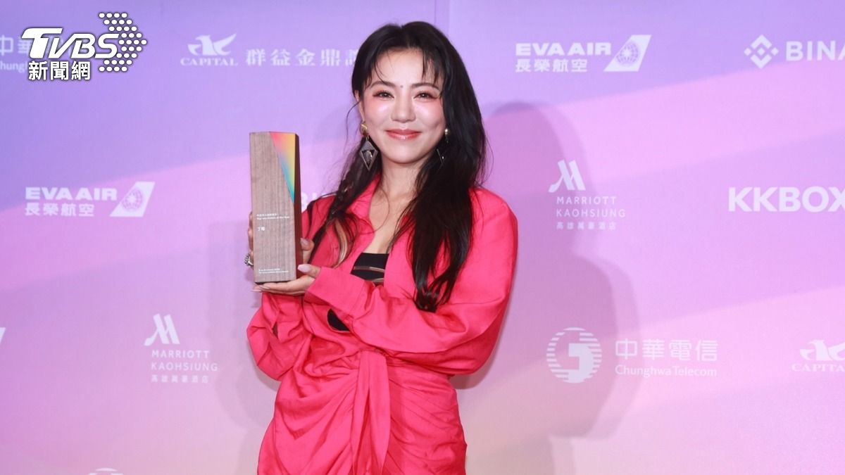 KKBOX風雲榜／丁噹唱一半「大咖嘉賓」登台 合體唐綺陽根本雙胞胎│TVBS新聞網