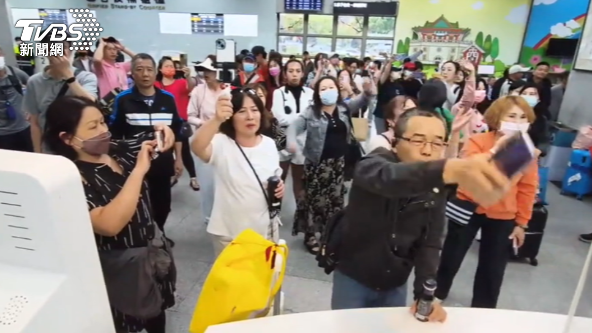 因濃霧停飛！百人圍金門機場櫃檯拍桌怒吼│TVBS新聞網