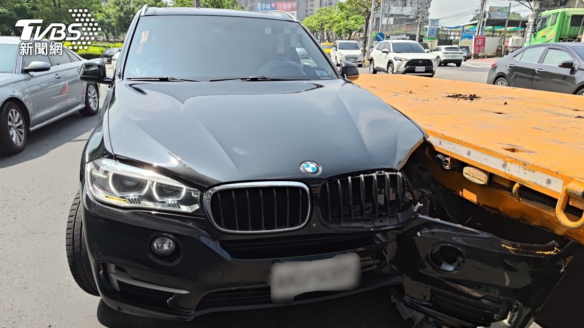 新北聯結車轉彎撞BMW！疑「內輪差」釀禍 維修費恐數十萬│TVBS新聞網