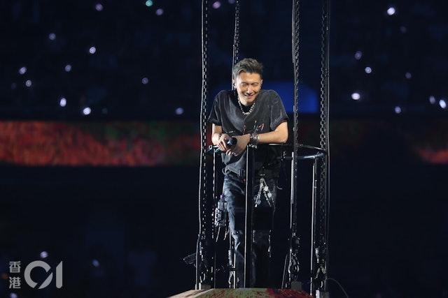 謝霆鋒空中開唱 感性喊「交給你們唱」！還與王嘉爾合Rap│TVBS新聞網