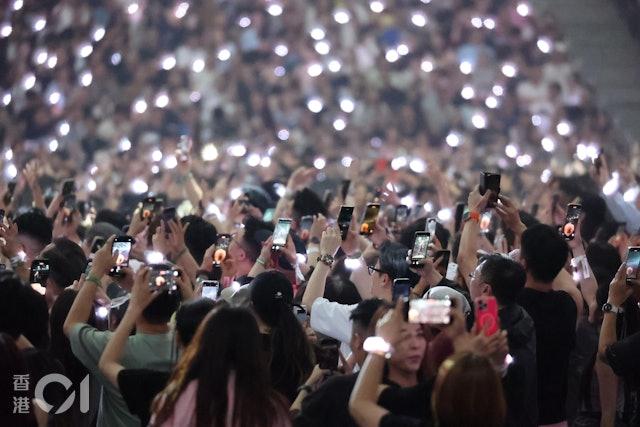 謝霆鋒空中開唱 感性喊「交給你們唱」！還與王嘉爾合Rap│TVBS新聞網