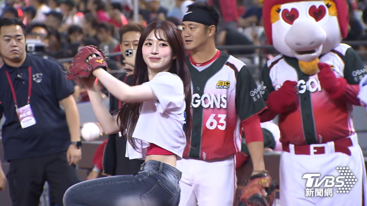 NMIXX連兩週來台! 海嫄「小蠻腰全露」甜美開球 黃宣暴投「滾地球」崩潰跪地│TVBS新聞網