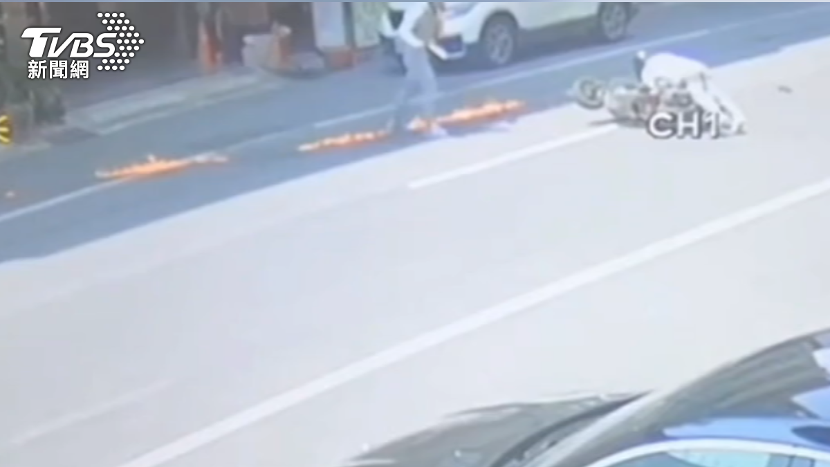 阿伯橫越撞無照少年！ 車是「她」的..父母也有連帶責任│TVBS新聞網